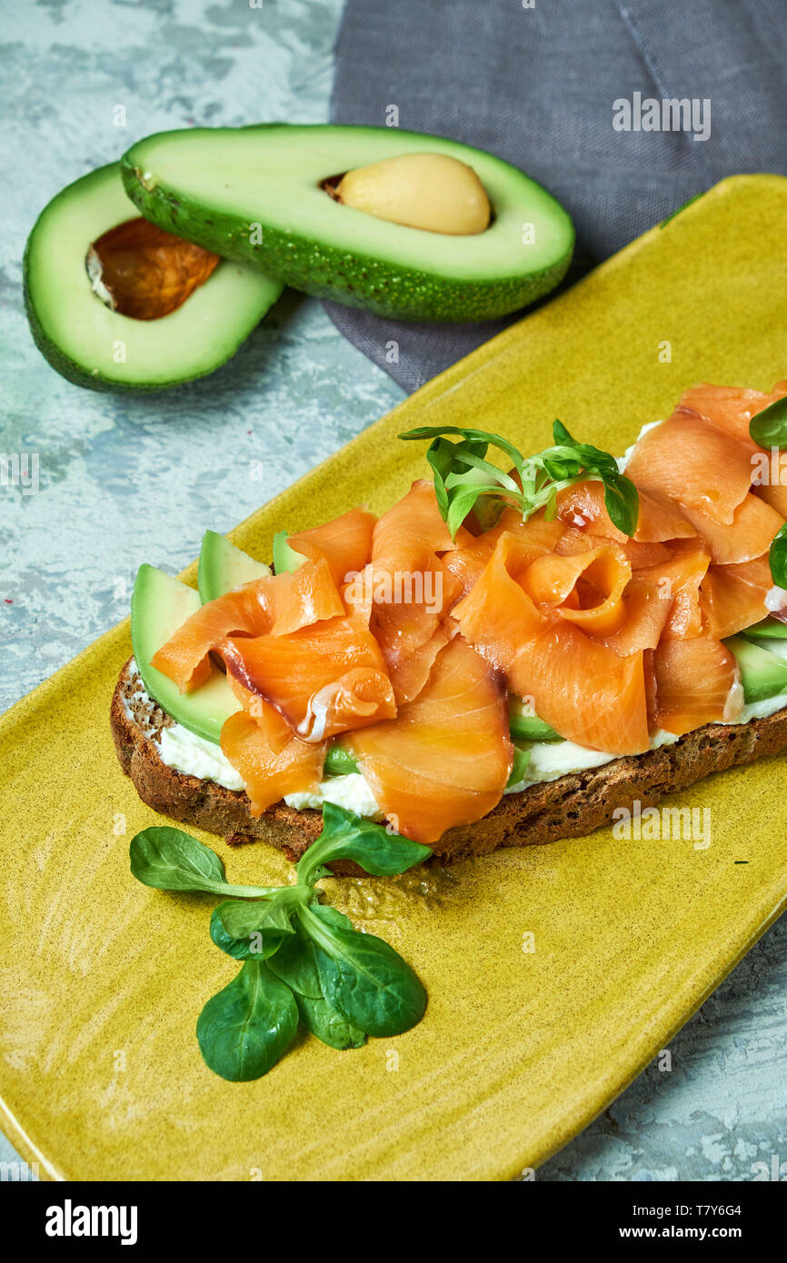 Sur une plaque jaune de bruschet avec du saumon, à côté c'est une ...