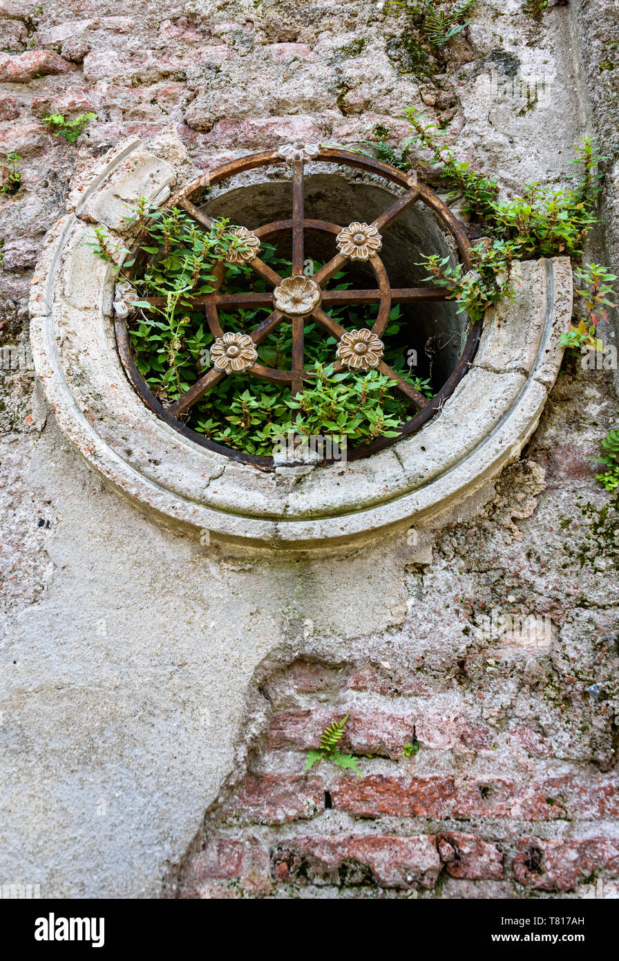 Mausolée en ruine mur avec fenêtre ronde et des barres de fer, et les ...