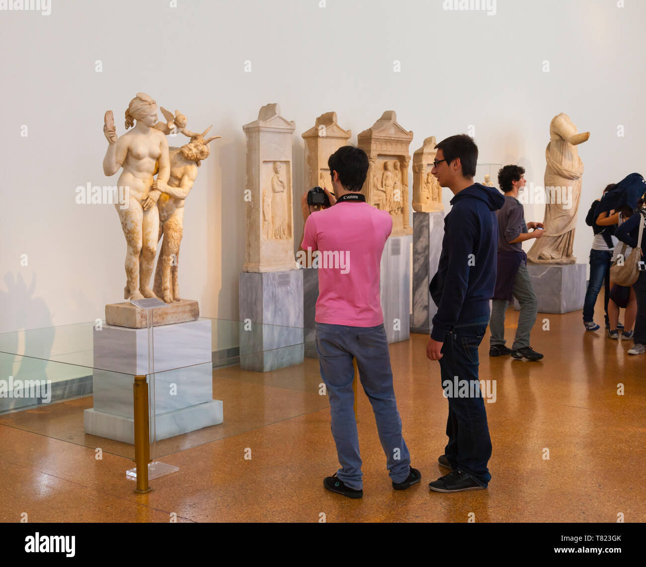 Estatua de Afrodita, Eros y Escultura Helenística, Musée archéologique ...