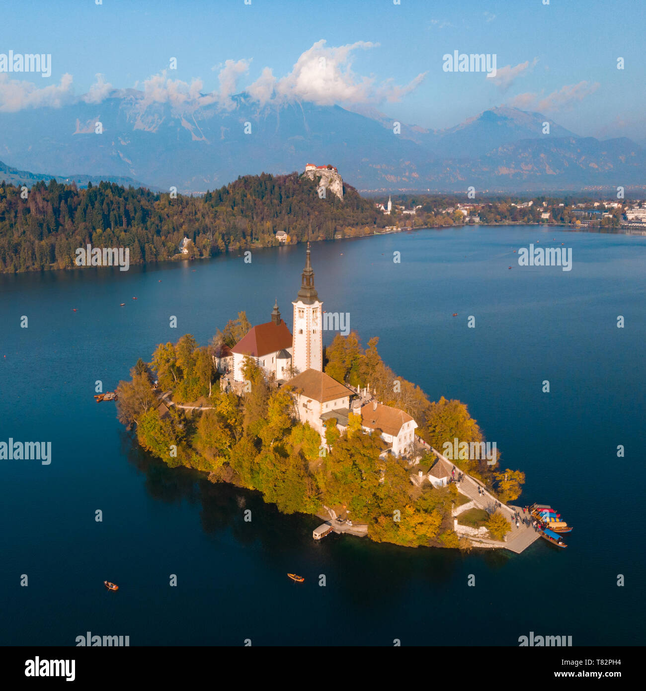 Vue aérienne de l'île sur le lac de Bled, et le château de Bled et ...