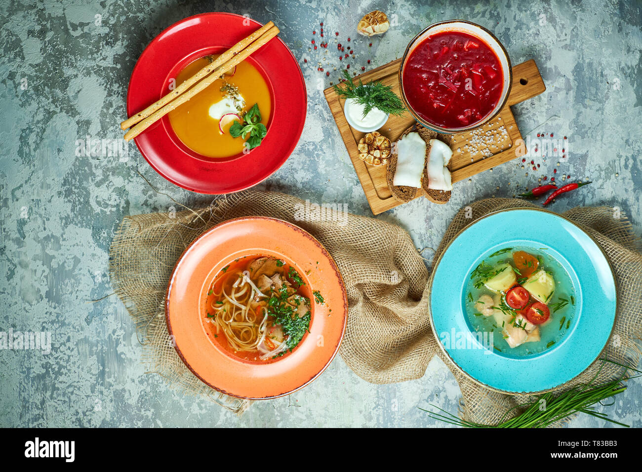 Une plaque rouge avec soupe au potiron, une plaque orange avec du bœuf ...
