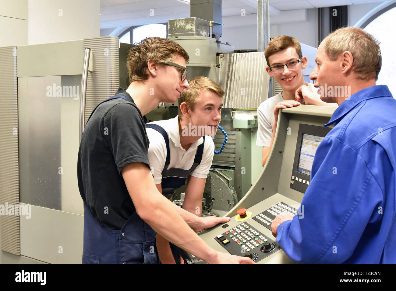 Groupe de jeunes gens de formation technique professionnelle avec l ...