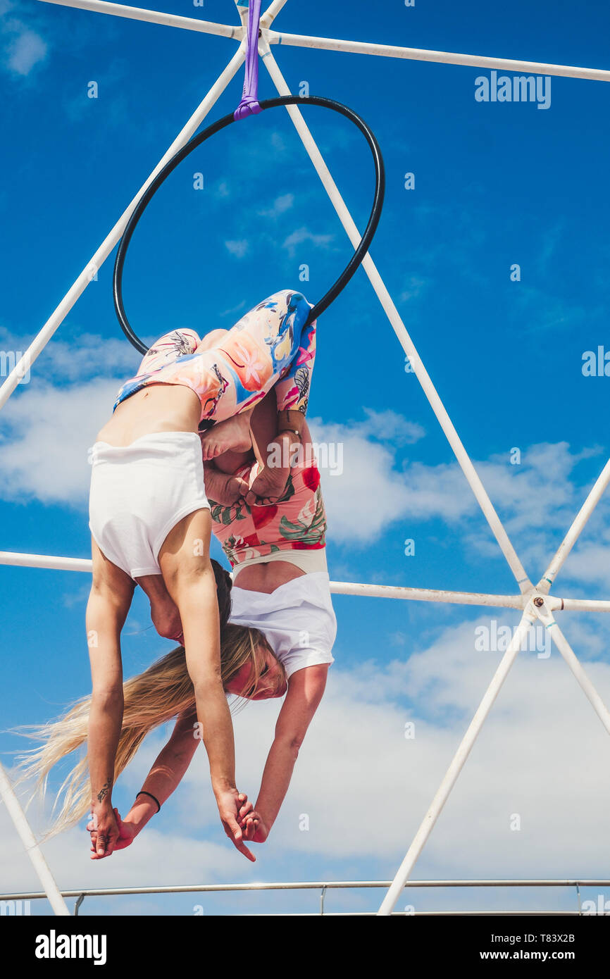 Positions Acrobatiques Banque De Photographies Et Dimages à Haute Résolution Alamy