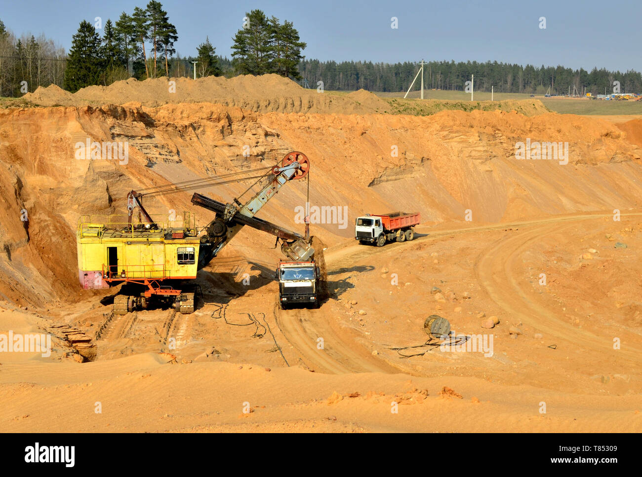 L'excavateur Carrière de sable ou de chargement camion à benne dans les ...