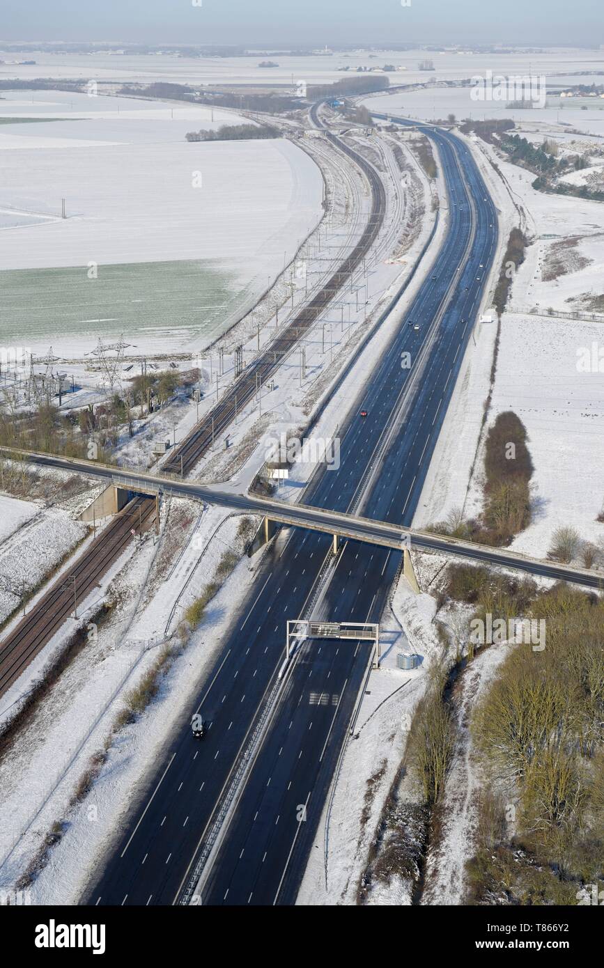 France, Seine et Marne, lignes de TGV (TVH) et l'autoroute A5, en hiver ...