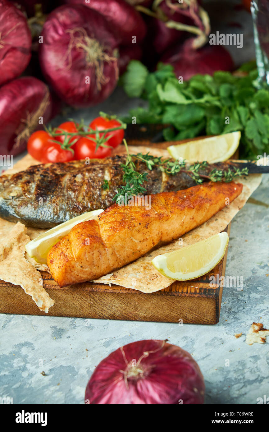Grillades de Poisson et dorado Pavé de saumon sur une planche en bois ...