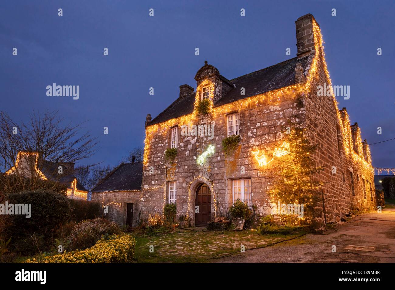 La France, Finistère, Locronan Locronan, le marché de Noël illuminé ...