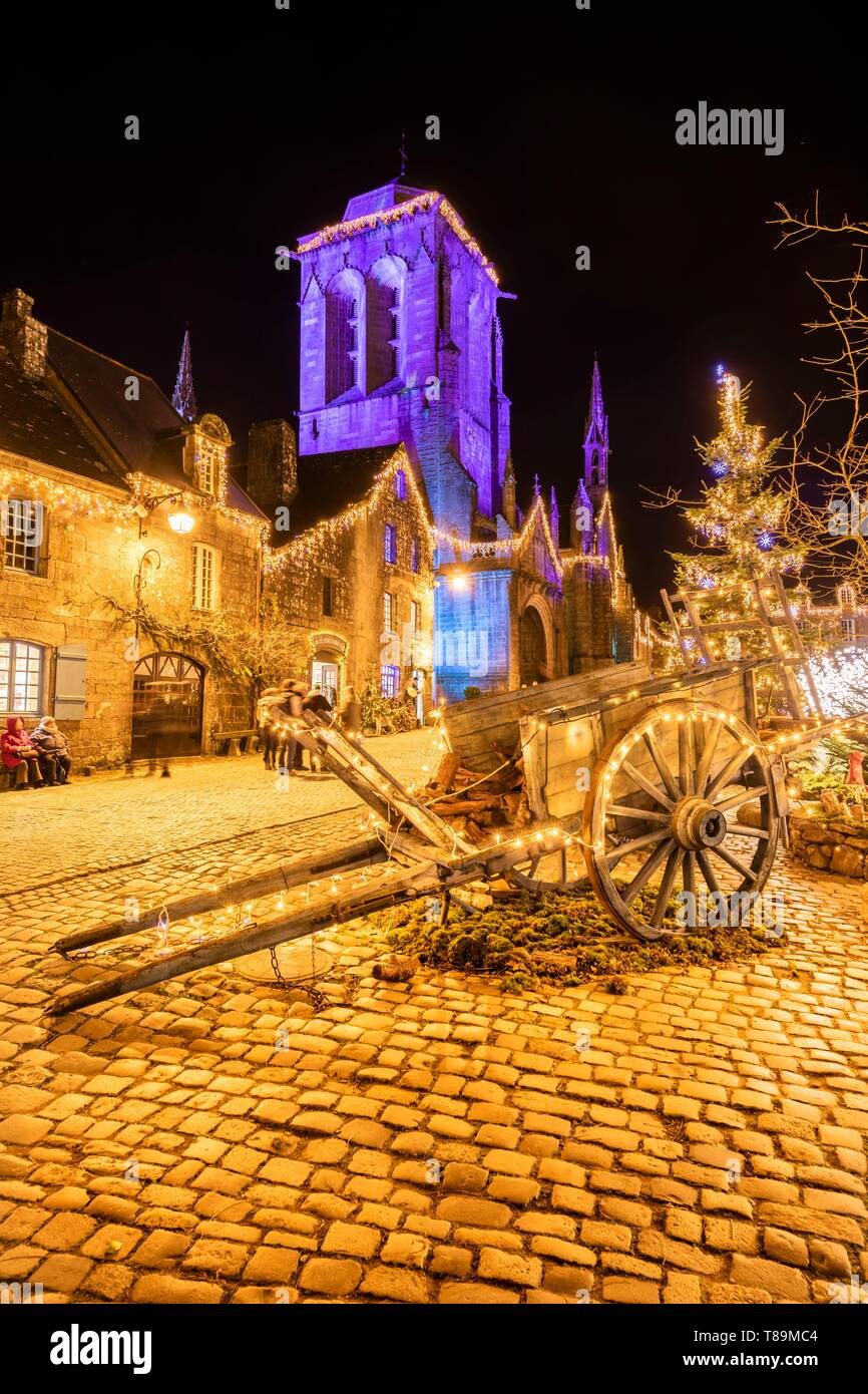 La France, Finistère, Locronan Locronan, le marché de Noël illuminé ...