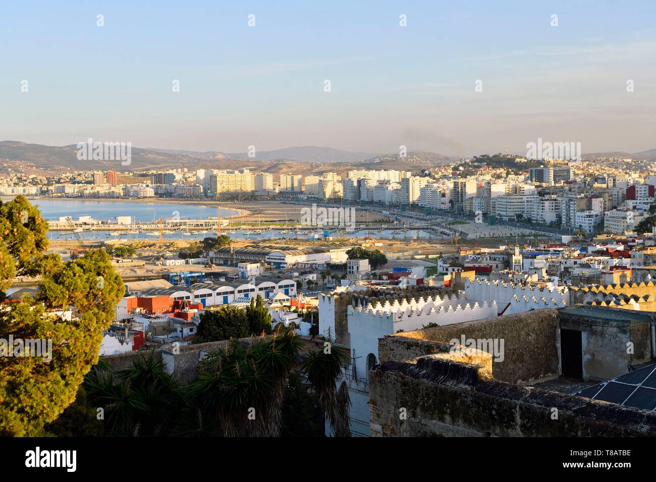 Tangier morocco vieille montagne tanger Banque de photographies et d ...