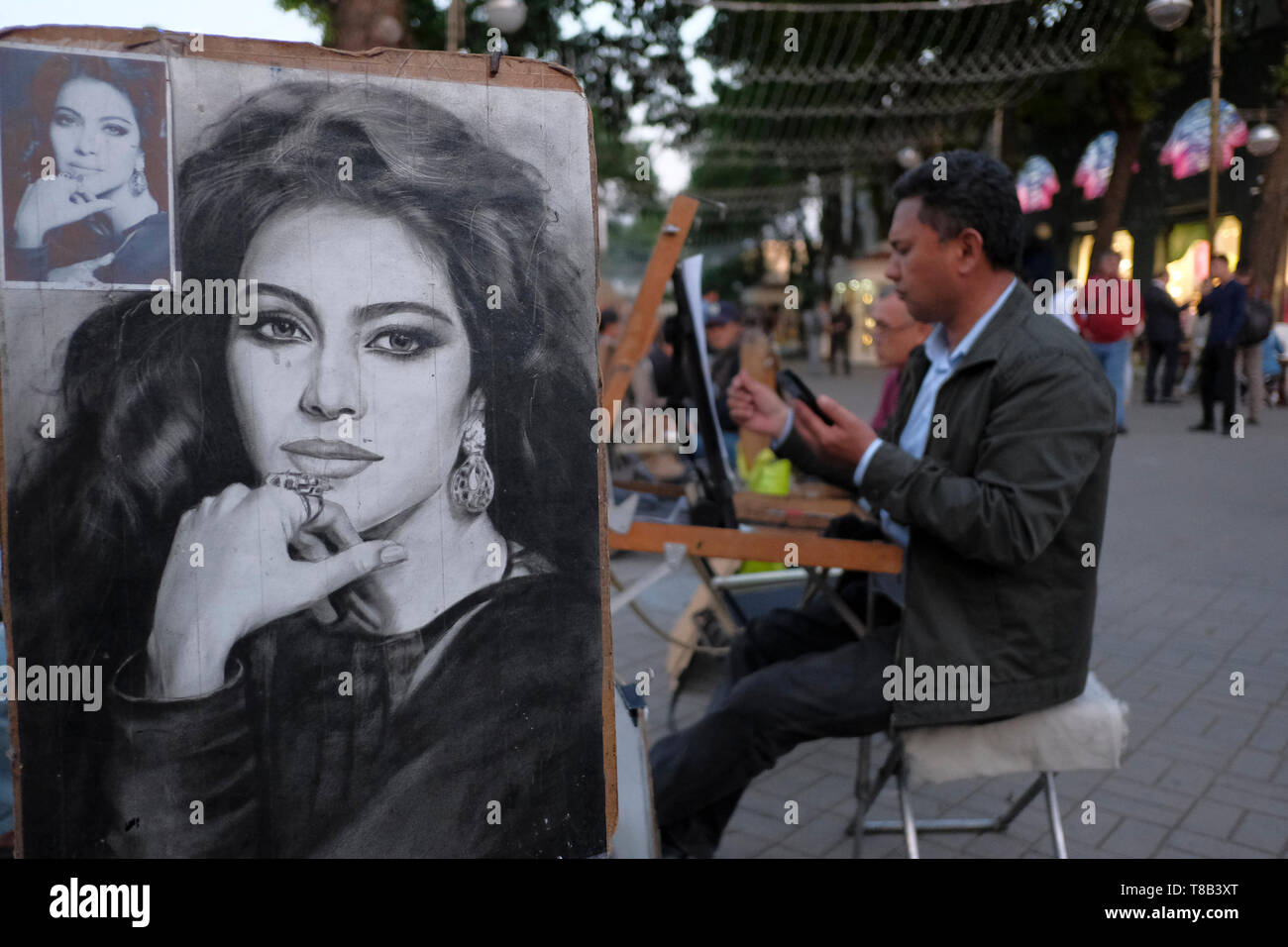 L'artiste dessinateur dessine une caricature dans la rue Sayilgoh ...