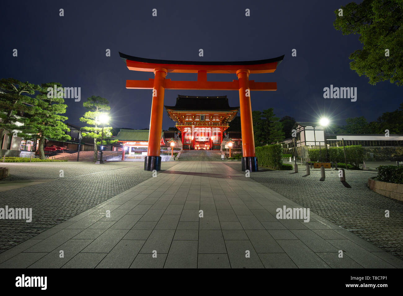 Fushimi inari taisha temple night Banque de photographies et d’images à ...