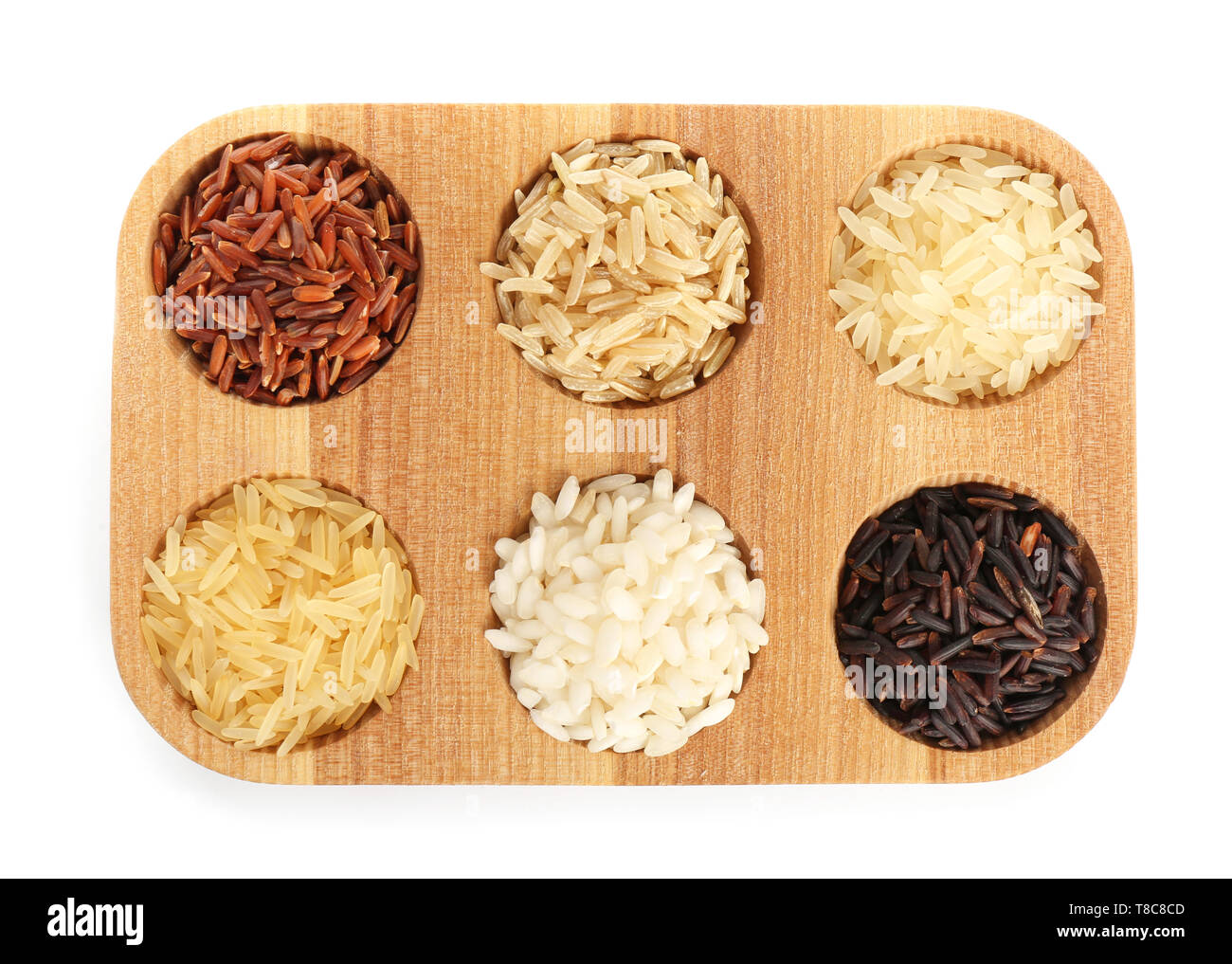 Support en bois avec différents types de riz sur fond blanc Photo Stock ...