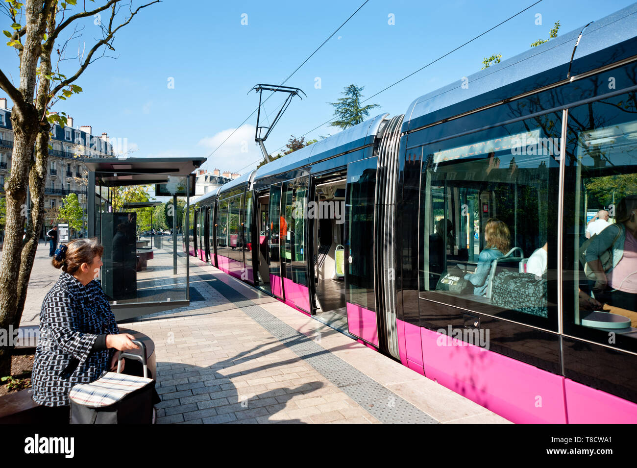 Tramway dijon Banque de photographies et d’images à haute résolution ...
