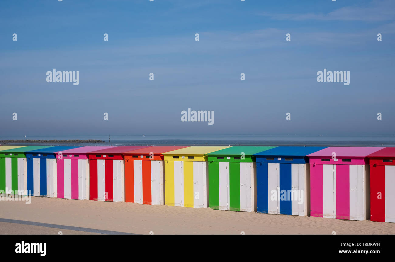 Dunkerque, France : cabines de plage à rayures de couleur sur le front ...