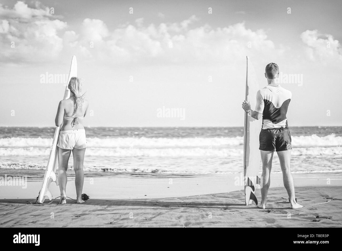 Surfeur Sur La Plage En Regardant Les Vagues Banque d'image et photos ...