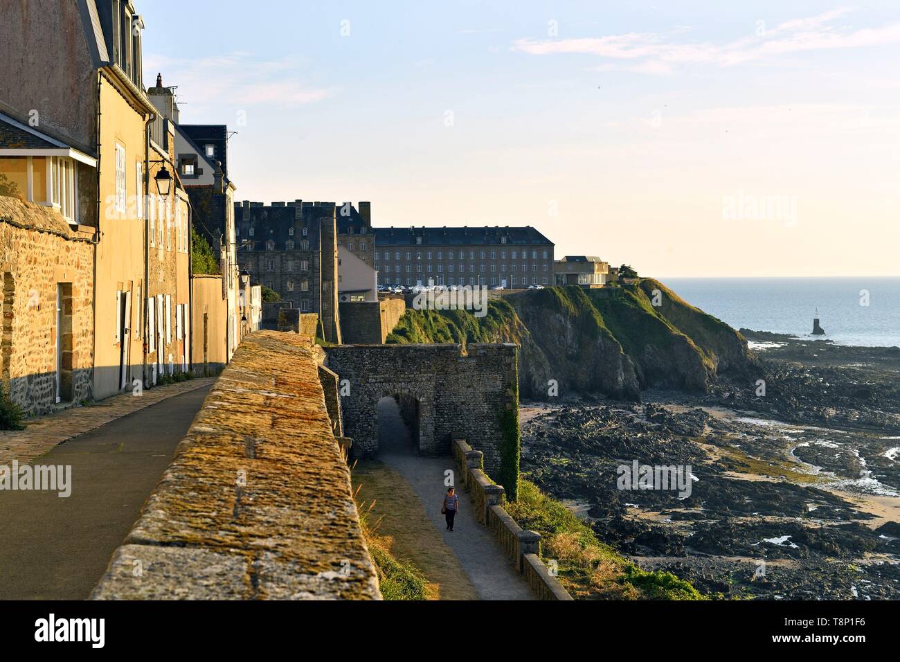 France, Manche, Cotentin, Granville, la haute ville construite sur un ...