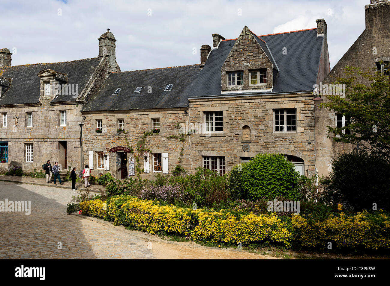 Les touristes dans le village médiéval de Locronan en Bretagne ...