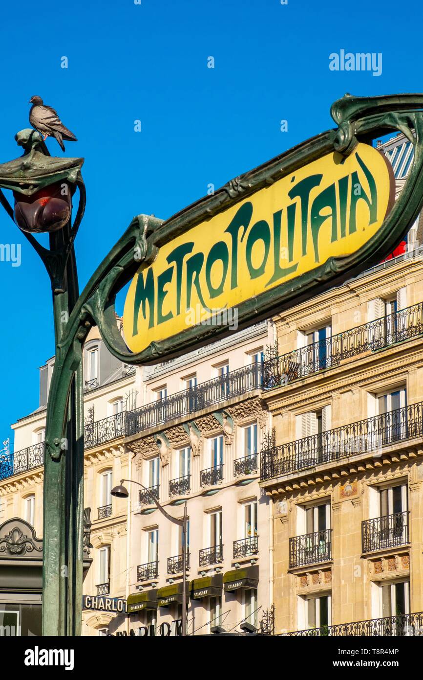 Station de métro place de clichy Banque de photographies et d’images à ...