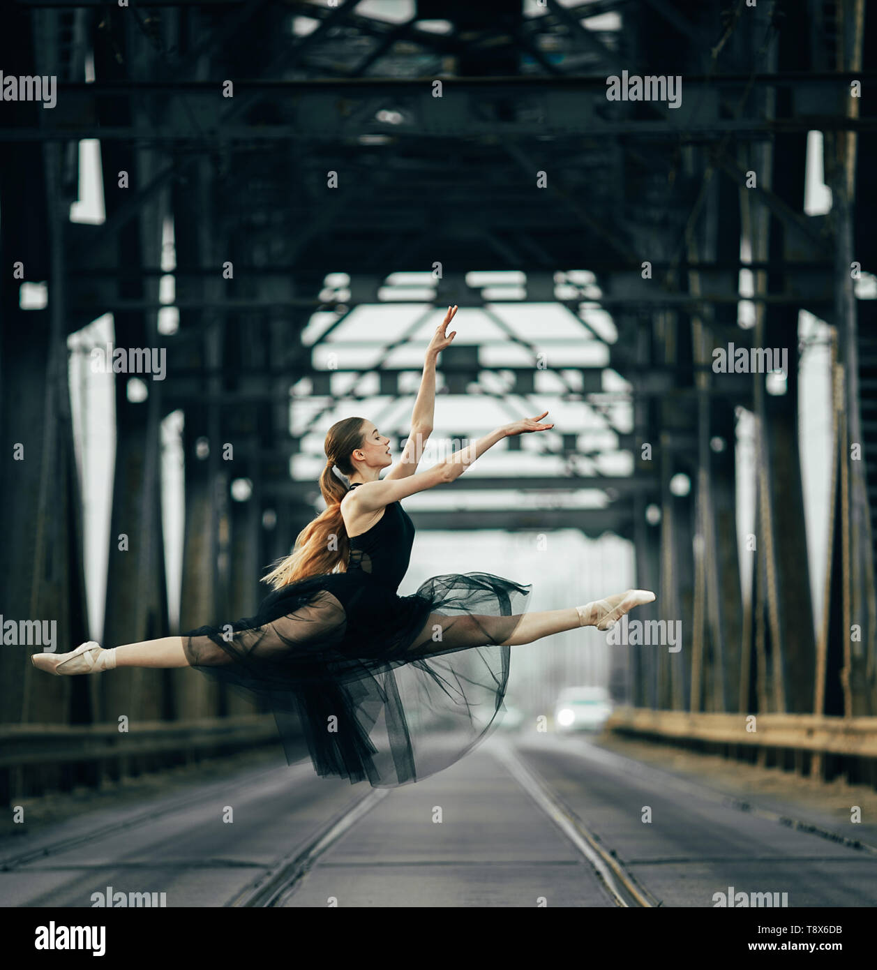 Ballerine sautant dans la poser sur un robe transparente noire sur la ...