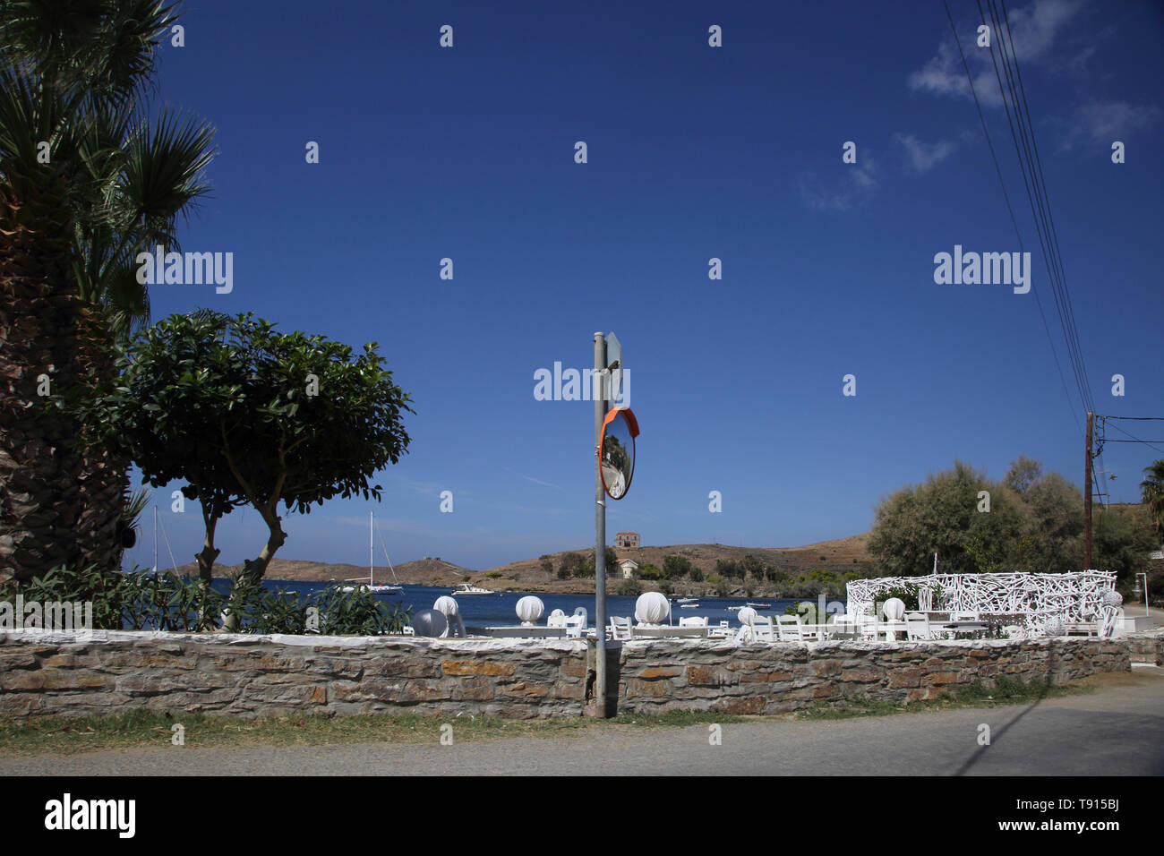 L'île de Kéa Korissia port miroir convexe de la Grèce par la route ...
