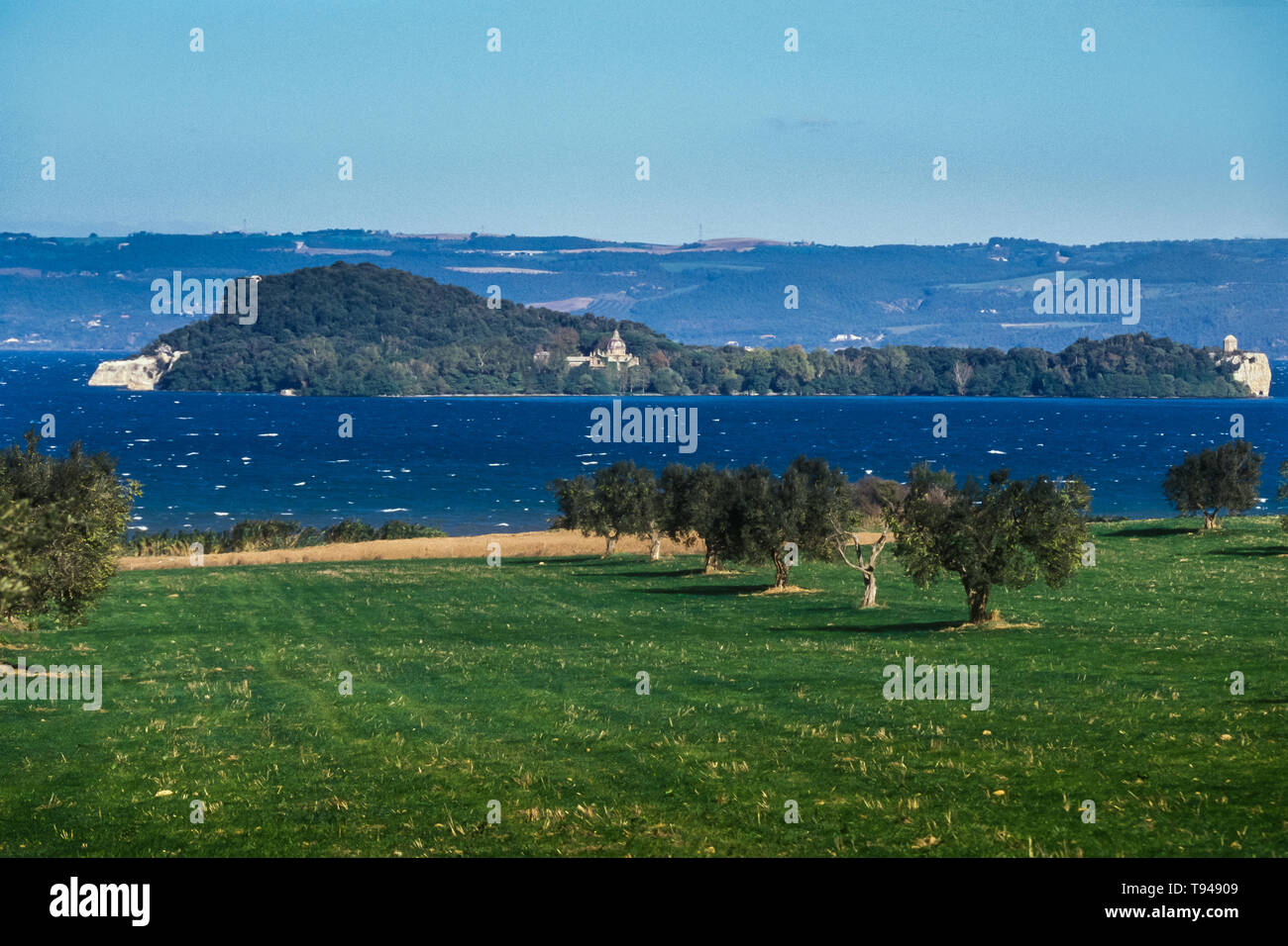 Lac de Bolsena (Italie) - La ville médiévale avec un château sur le lac ...