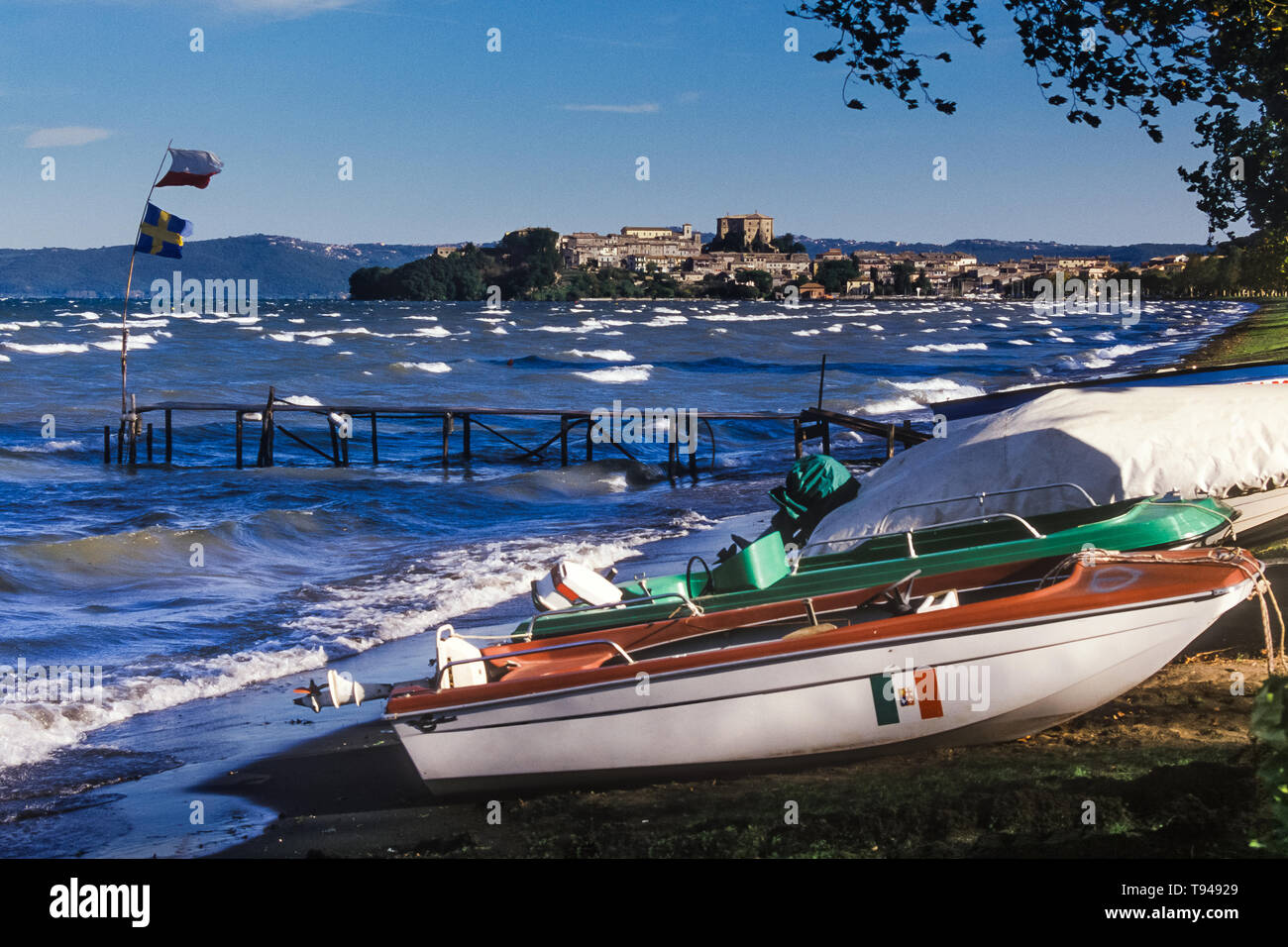 Lac de Bolsena (Italie) - La ville médiévale avec un château sur le lac ...