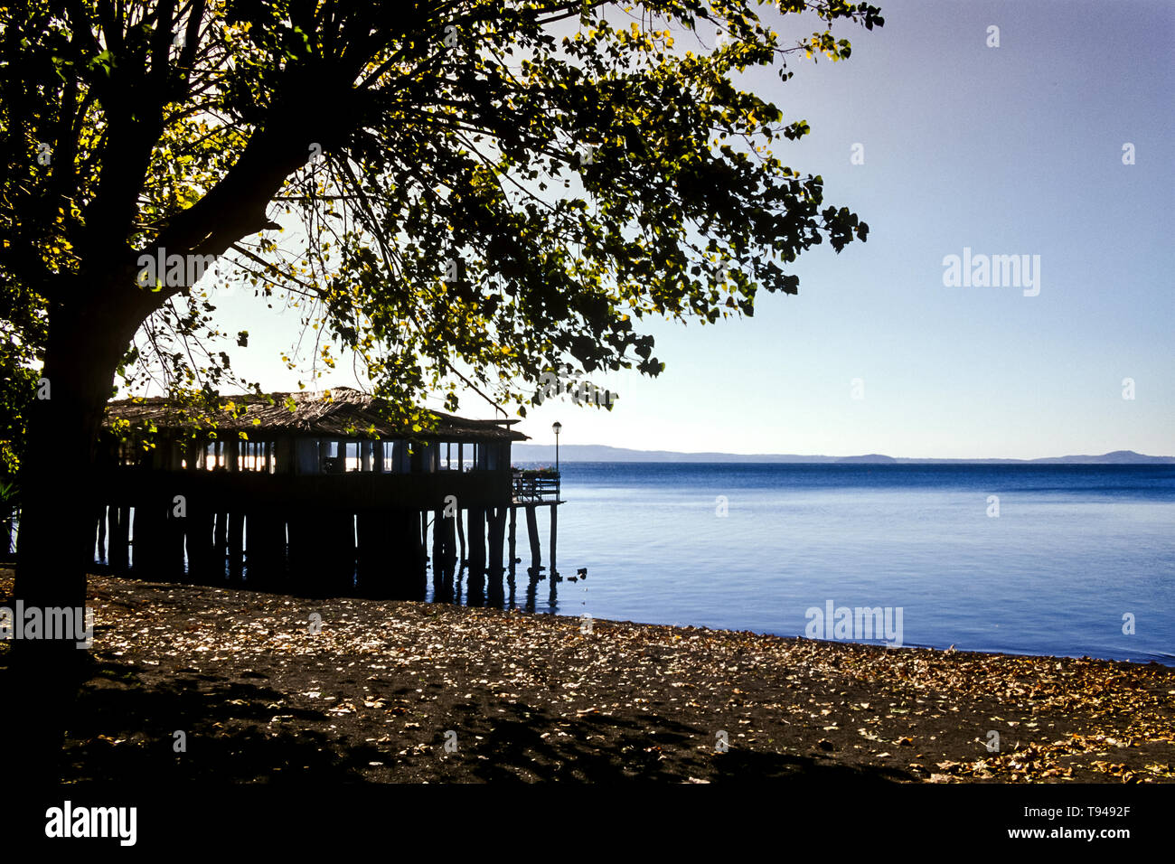 Lac de Bolsena (Italie) - La ville médiévale avec un château sur le lac ...