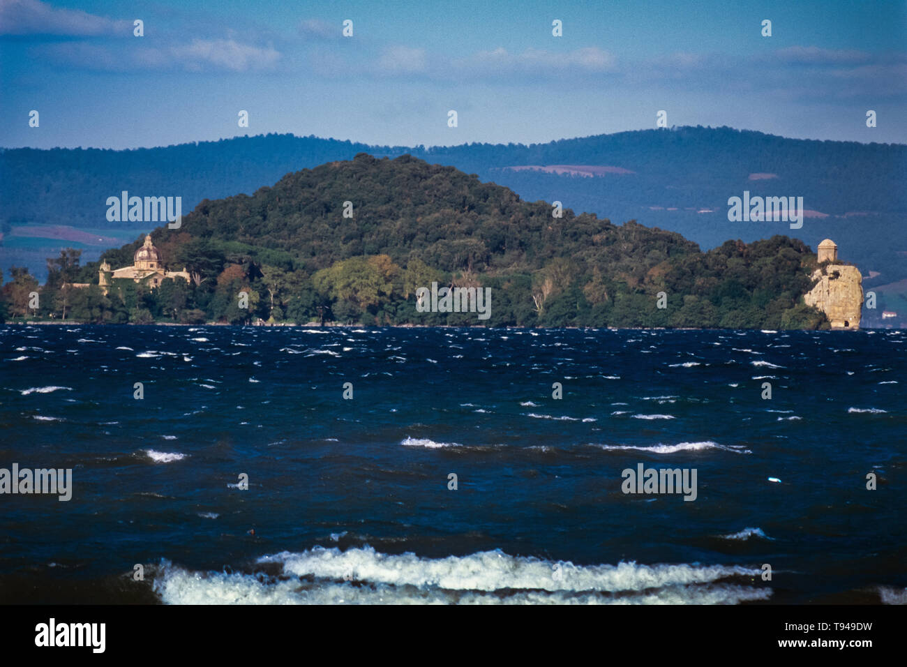 Lac de Bolsena (Italie) - La ville médiévale avec un château sur le lac ...