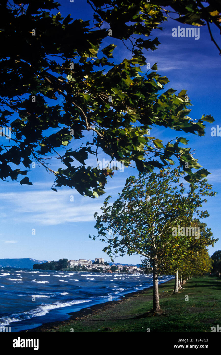 Lac de Bolsena (Italie) - La ville médiévale avec un château sur le lac ...