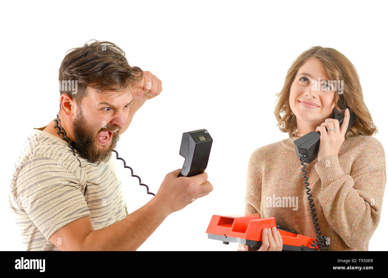 Photo d'un homme et une femme qui parle à un ancien téléphone, isolé ...