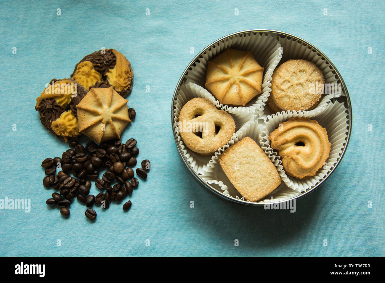 Des biscuits avec le sucre dans une boîte ronde et trois posé sur une ...