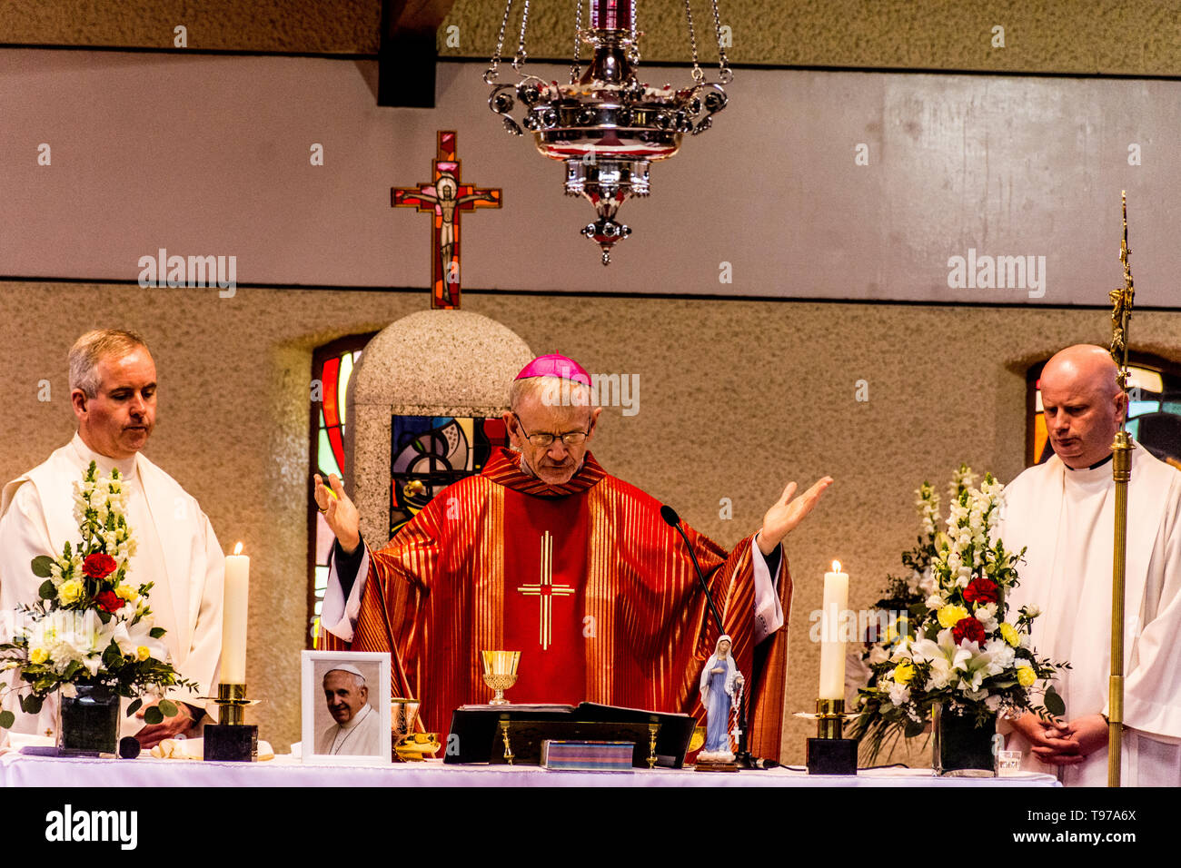 Confirmation catholique Banque de photographies et d’images à haute ...