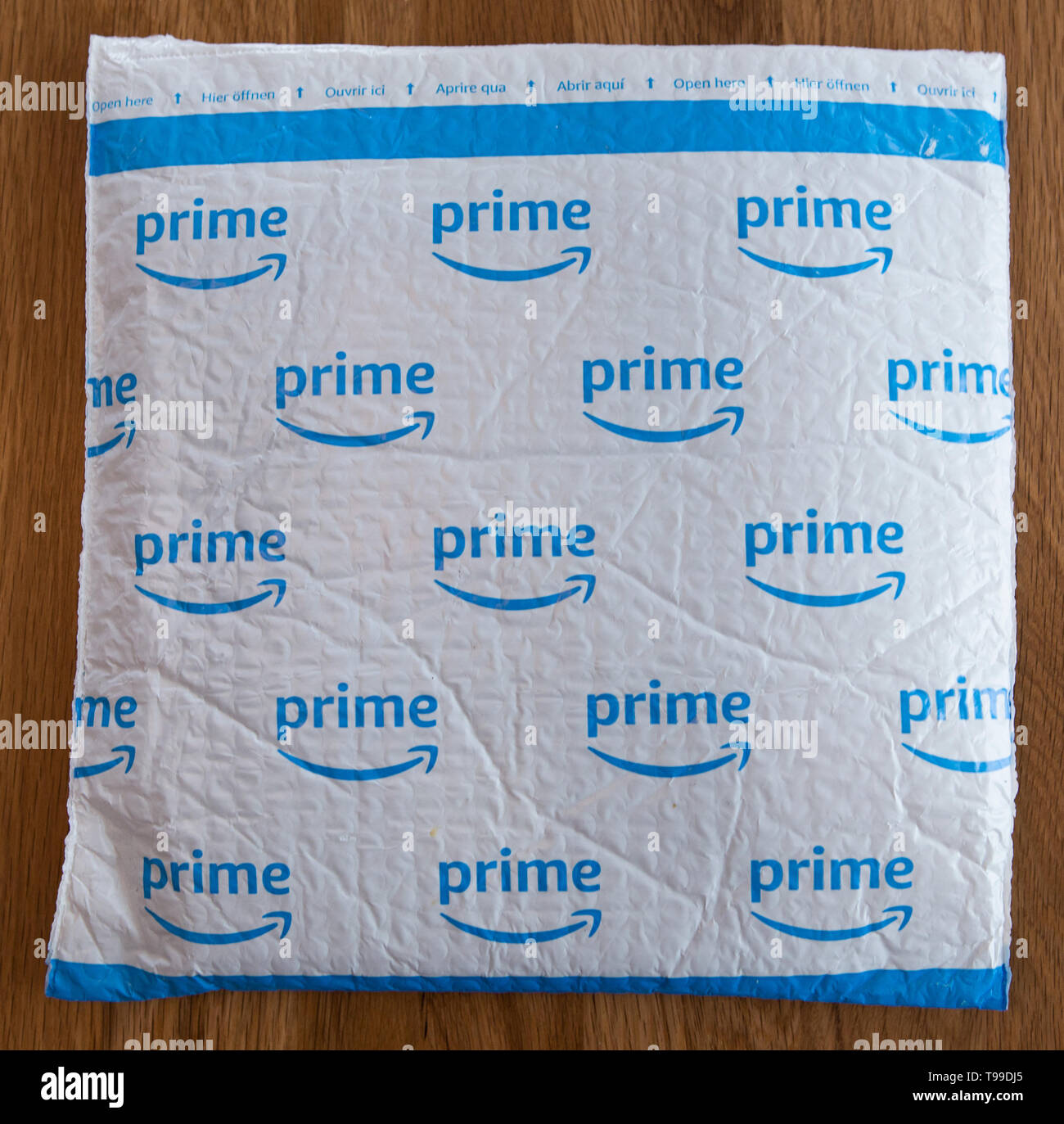 Amazon envelope Banque de photographies et d’images à haute résolution ...