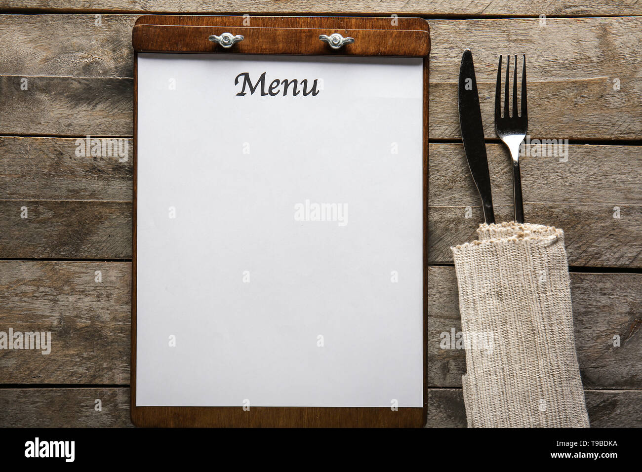 Menu vierge avec couverts sur la table en bois Photo Stock - Alamy