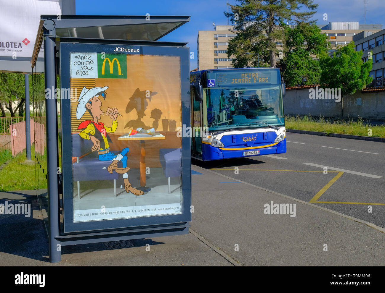 Bus stop advertisement Banque de photographies et d’images à haute ...