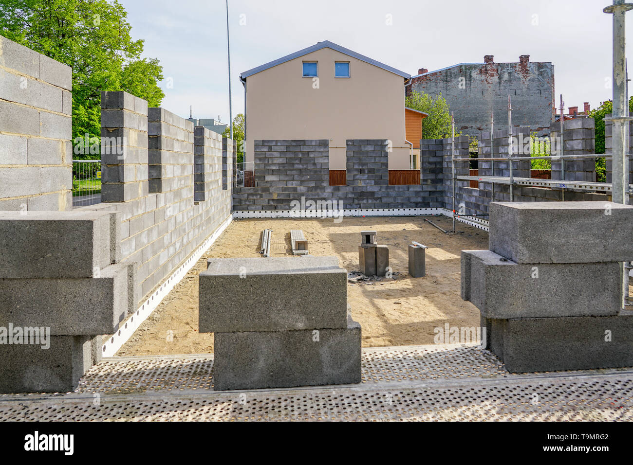 Mur de fondation en béton et la construction d'une nouvelle maison, vue ...