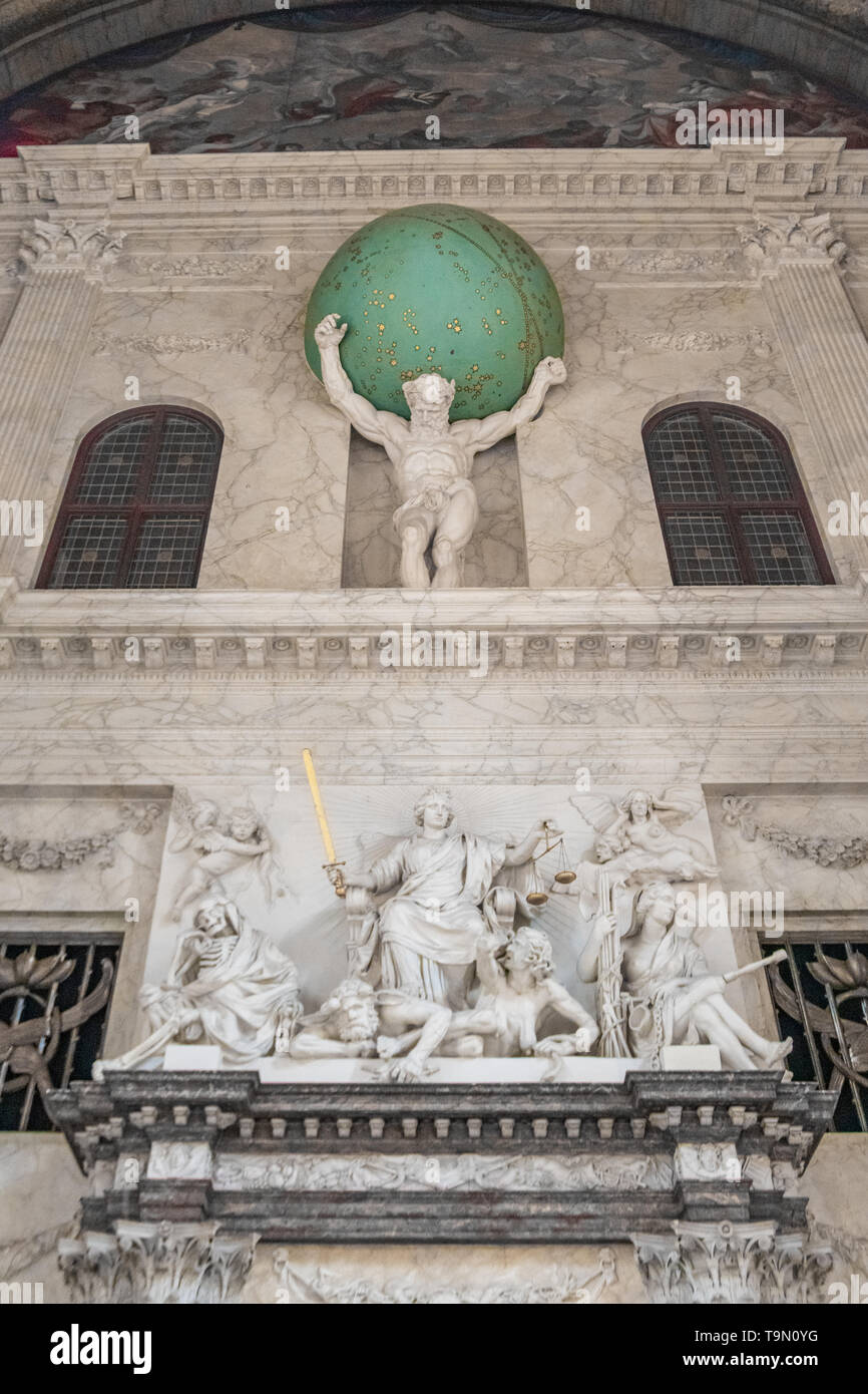 Statue d'Atlas à l'intérieur du Palais Royal d'Amsterdam sur la place ...