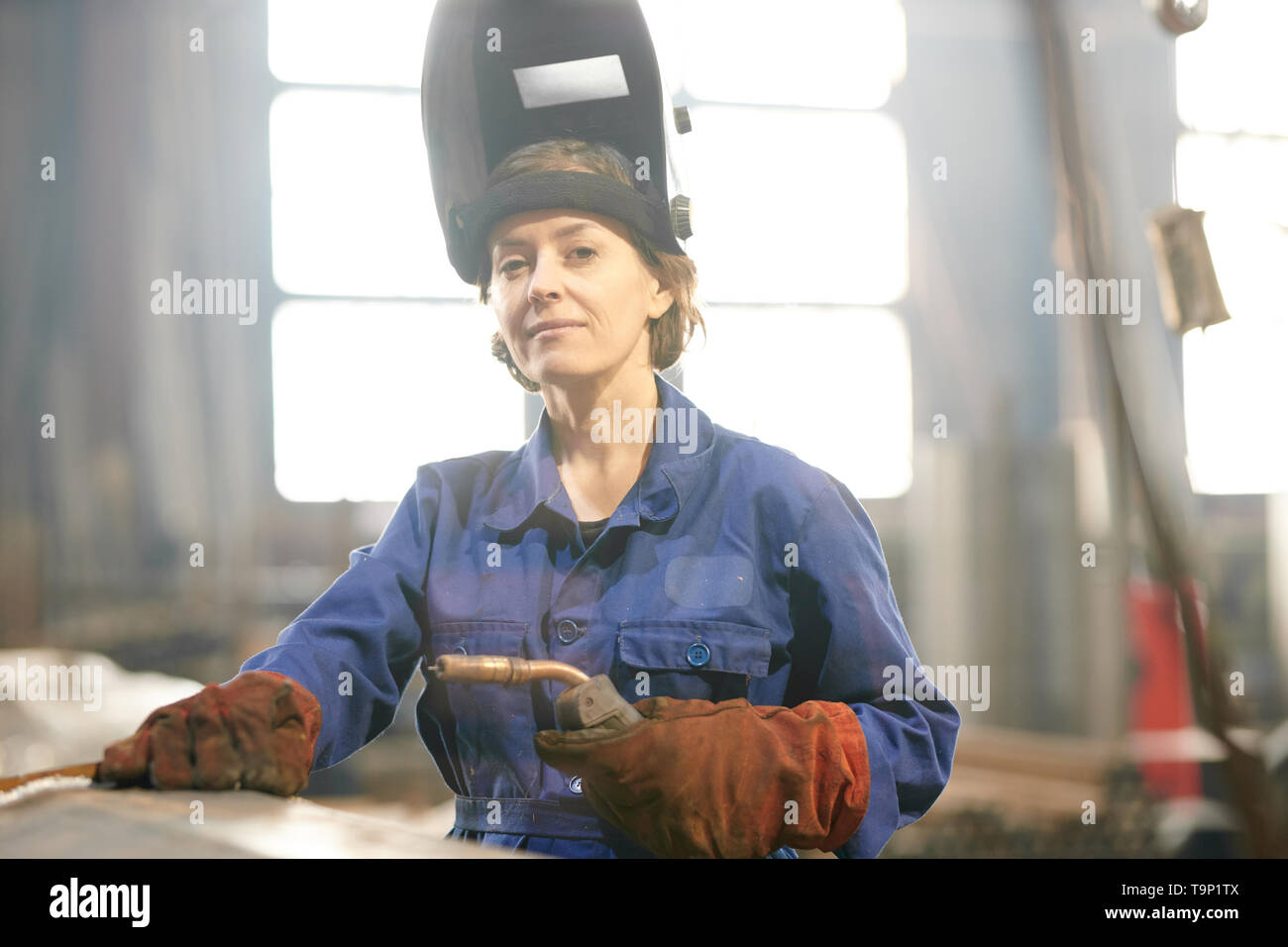 Woman welder Banque de photographies et d’images à haute résolution - Alamy