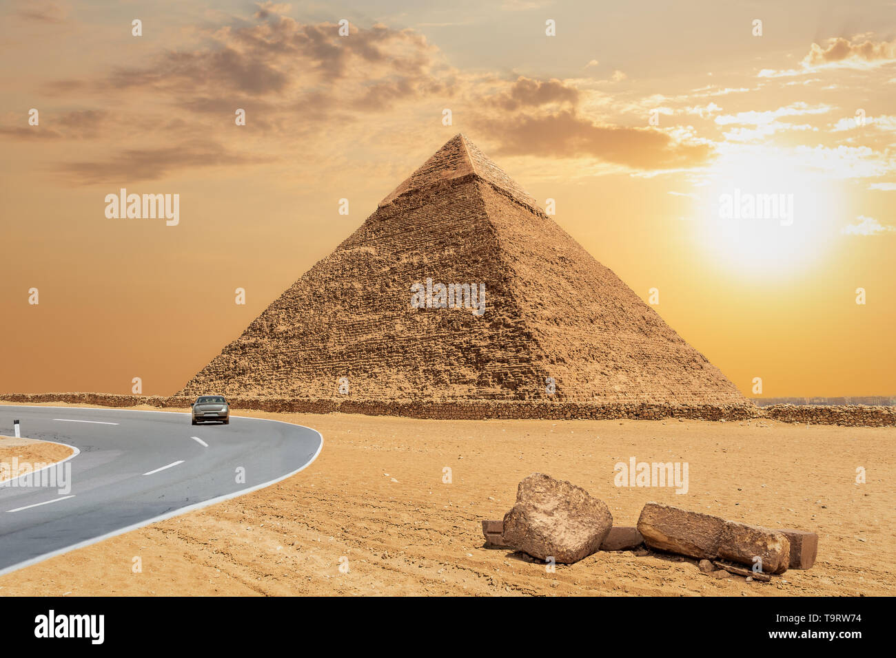 La grande pyramide de Khafré et la route, Giza, Egypte Photo Stock - Alamy