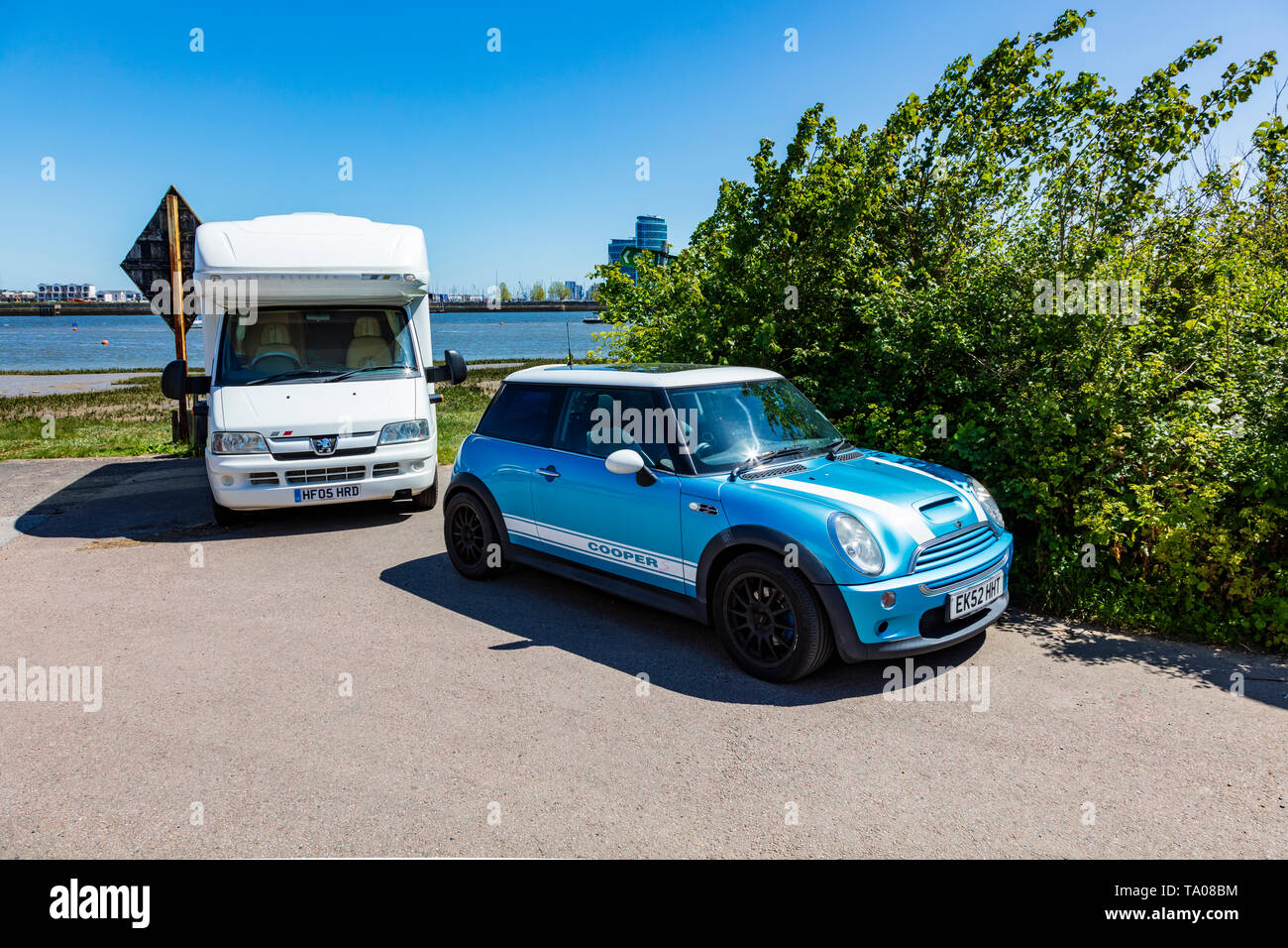 Turquoise mini cooper Banque de photographies et d’images à haute ...