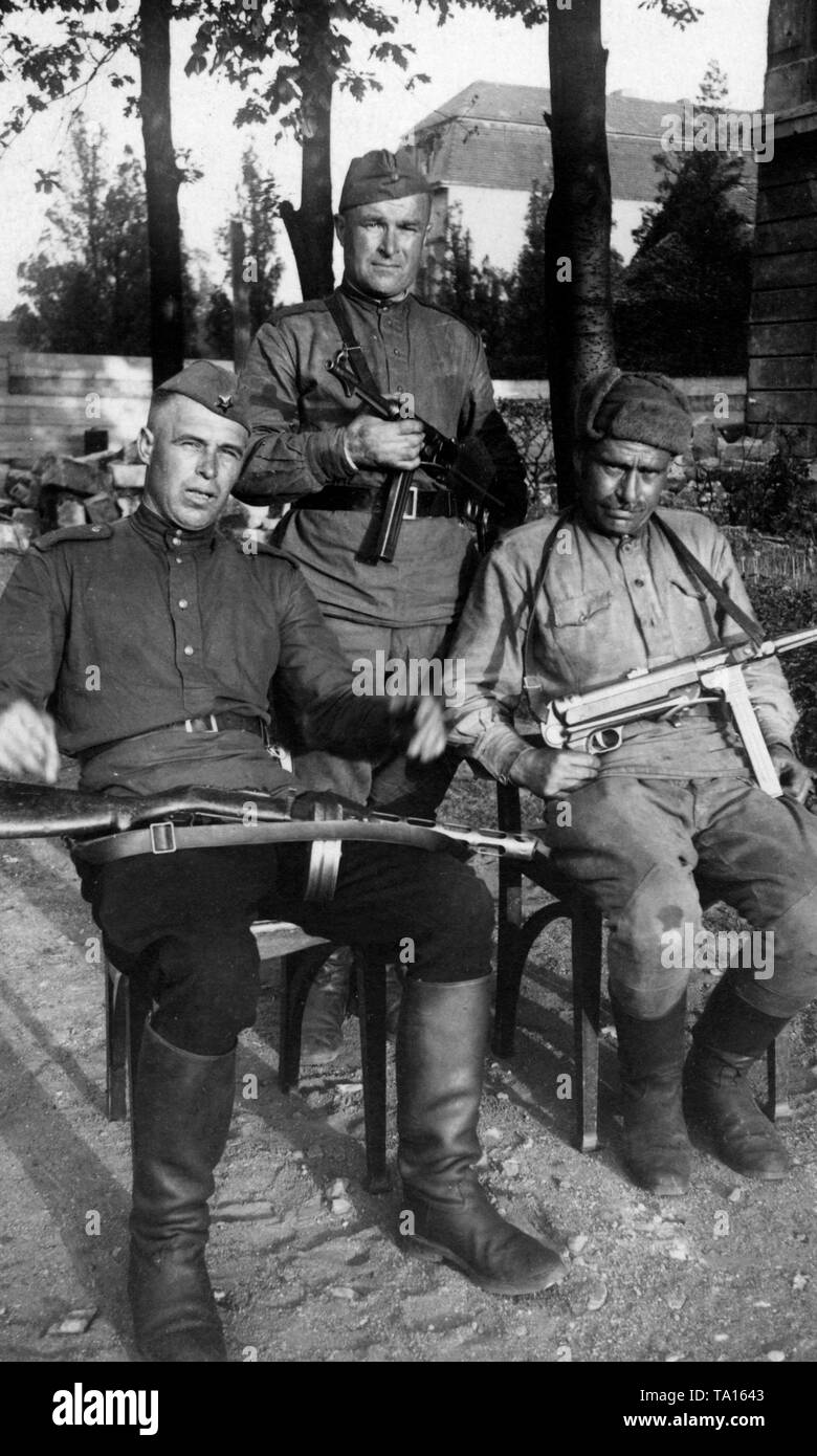 Trois soldats russes qui pose pour la caméra dans la capture de Berlin ...