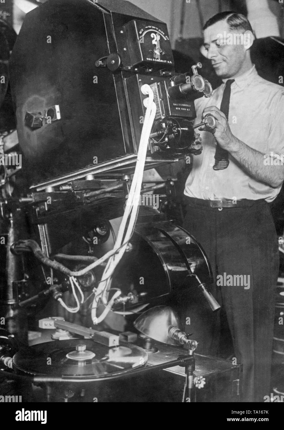 Un nouveau son film appareil appelé Vitaphone est présenté dans un ...