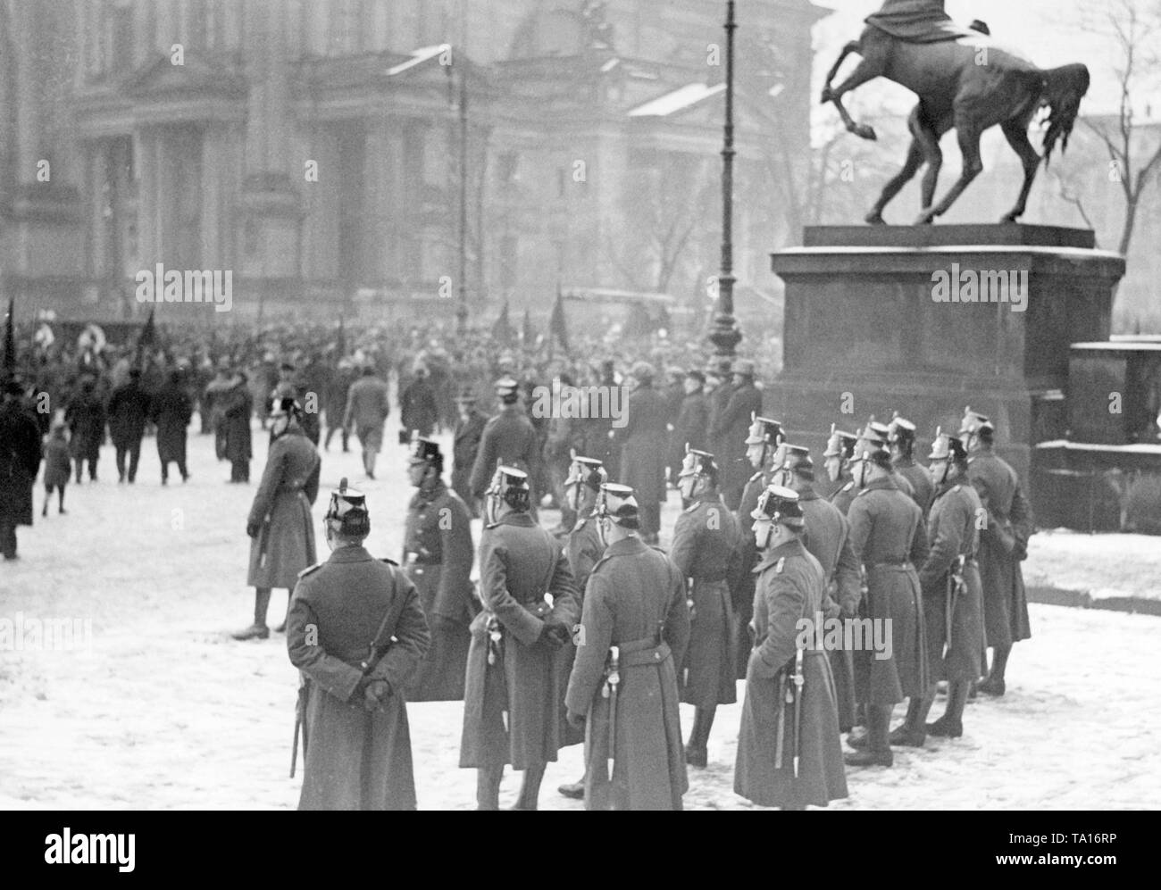 Demonstration communist party berlin Banque de photographies et d ...
