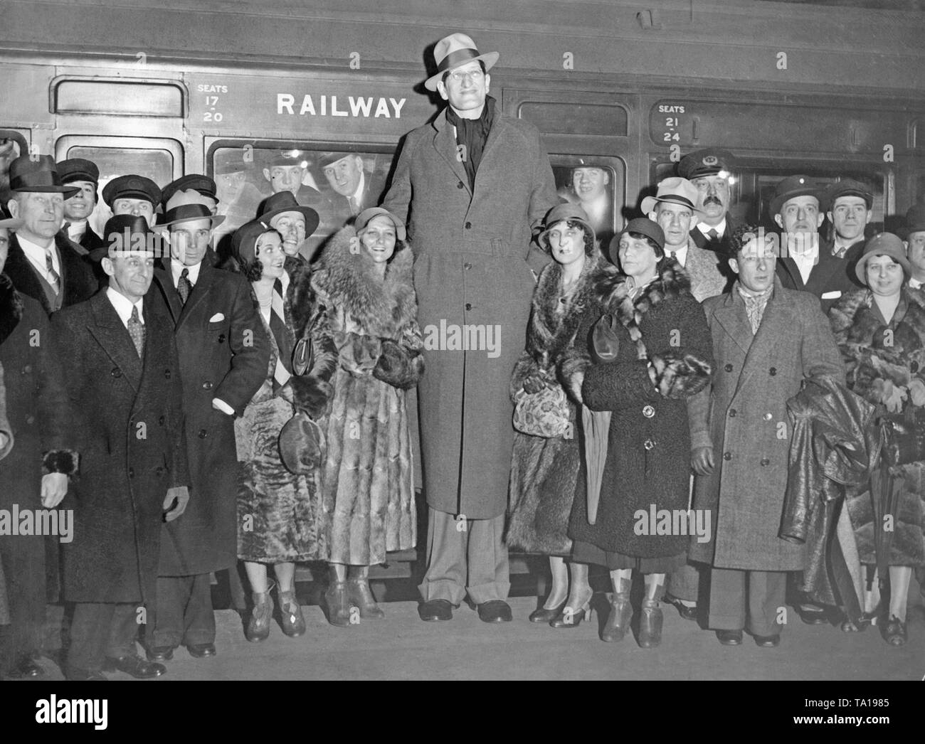 Homme géant Banque d'images noir et blanc - Alamy