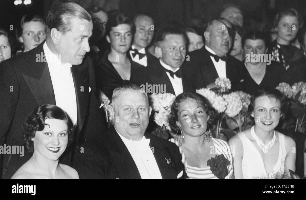 L'actrice Marika Roekk, l'acteur Karl Ludwig Diehl, le UFA directeur ...