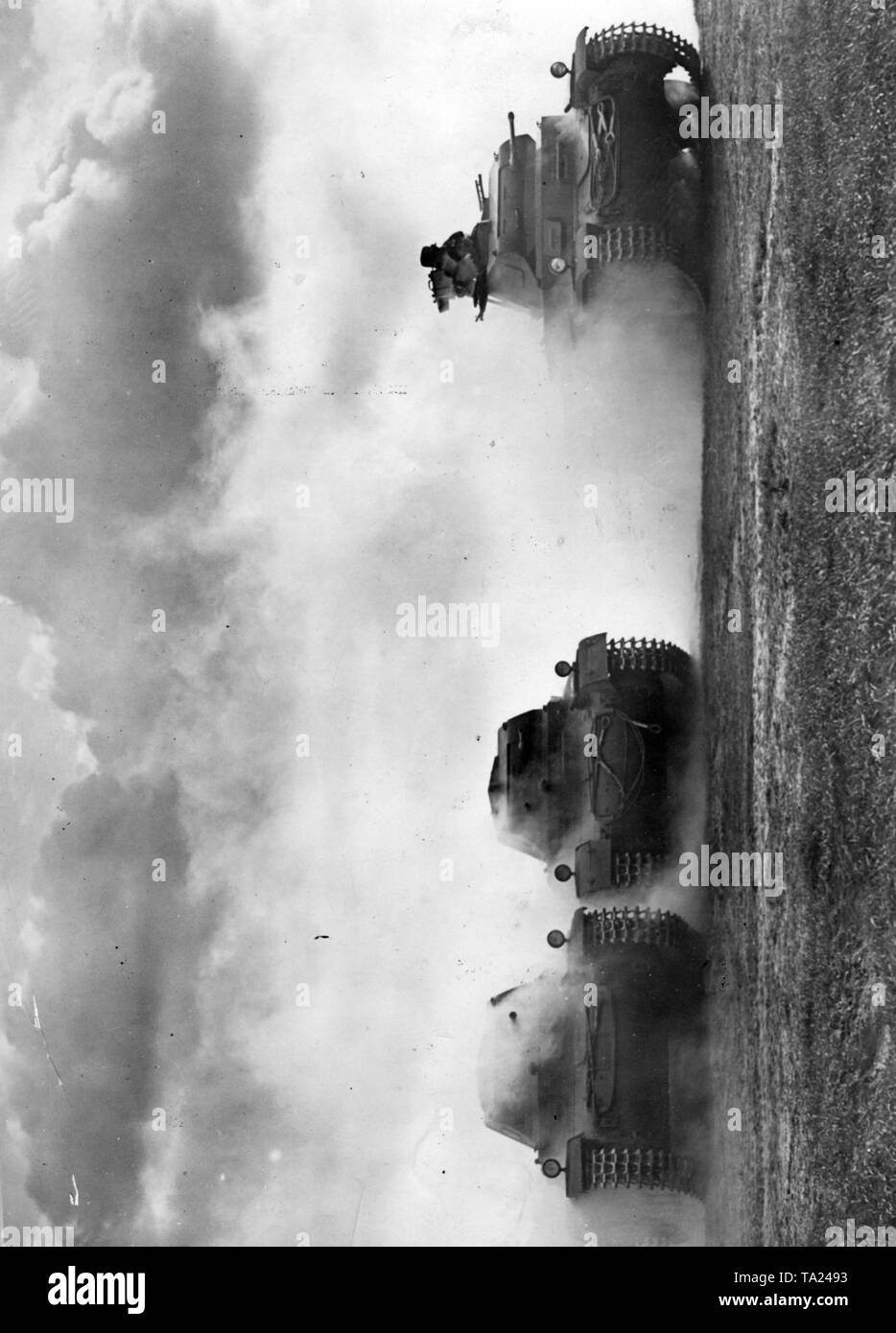 Panzerkampfwagen II balade à travers un écran de fumée au cours de l ...