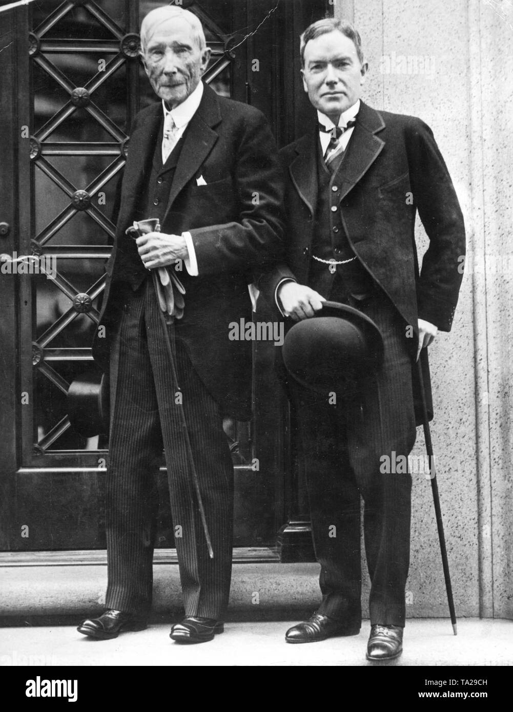 John D. Rockefeller senior avec son fils John D., Jr., qui a été le ...