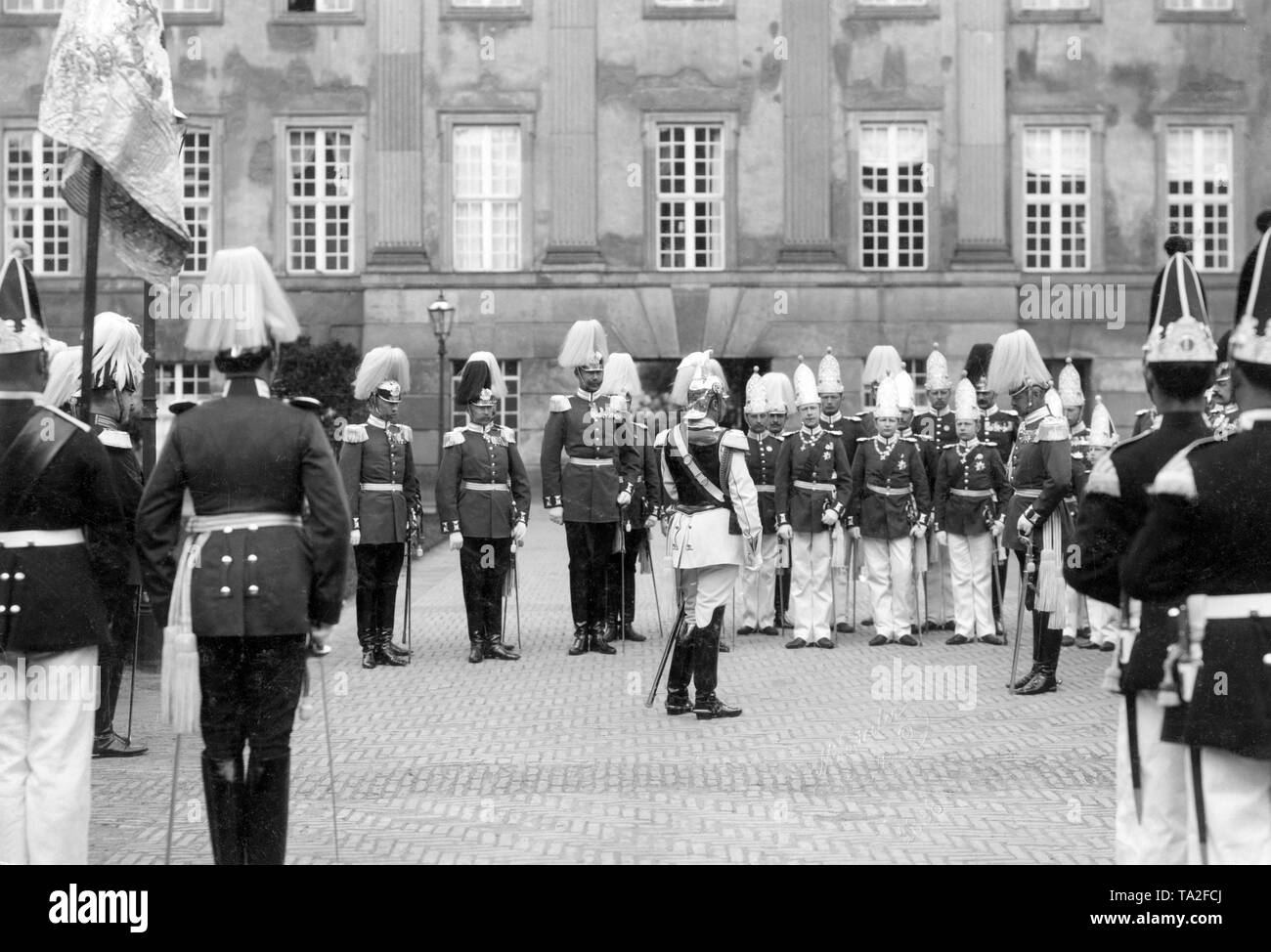 L'empereur Guillaume II (au milieu en uniforme de cérémonie avec casque ...