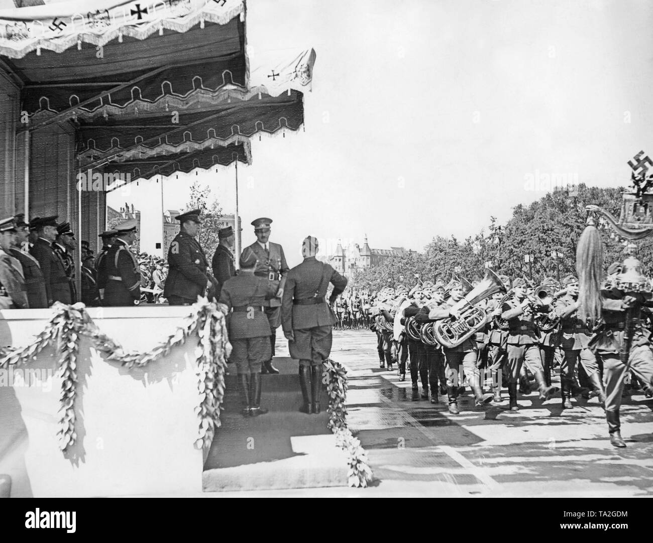 Photo d'un orchestre militaire de la légion Condor avec un croissant ...