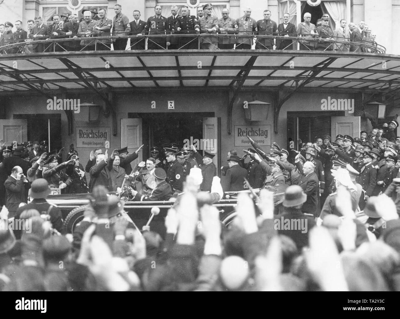 Adolf Hitler après une réunion du Reichstag en face de l'Opéra Kroll ...